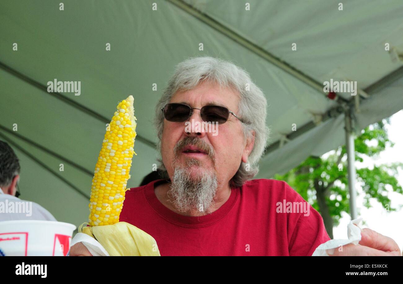 Man eating corn on the cob hi-res stock photography and images - Alamy