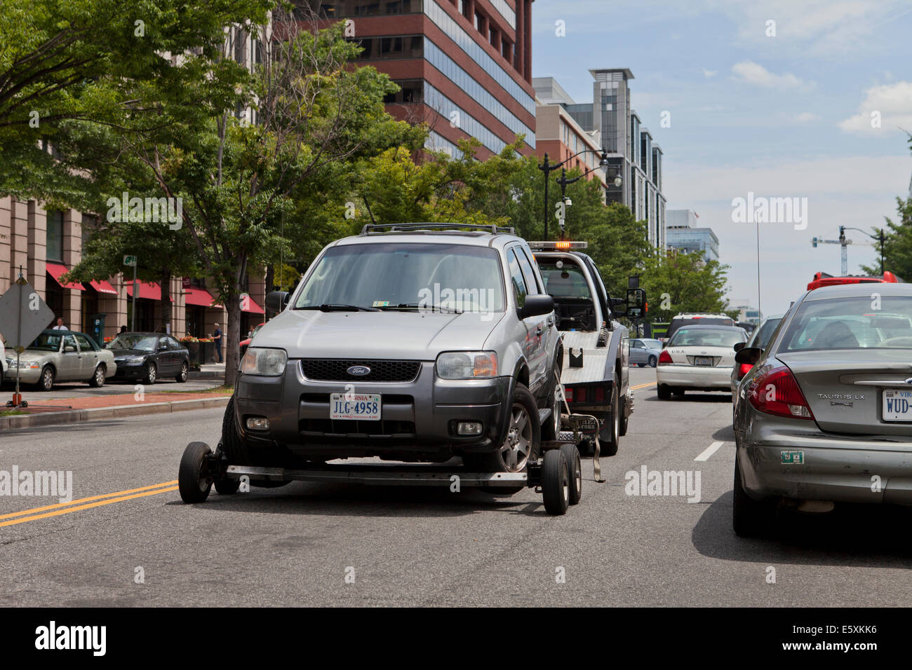 Tow truck towing car hi-res stock photography and images - Alamy