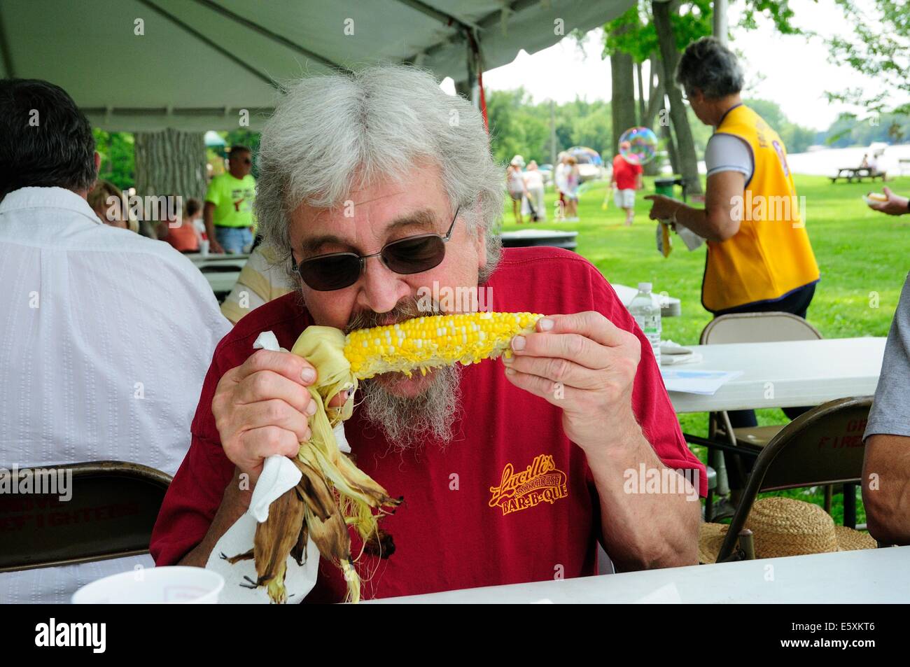 Man eating corn on the cob hi-res stock photography and images - Alamy