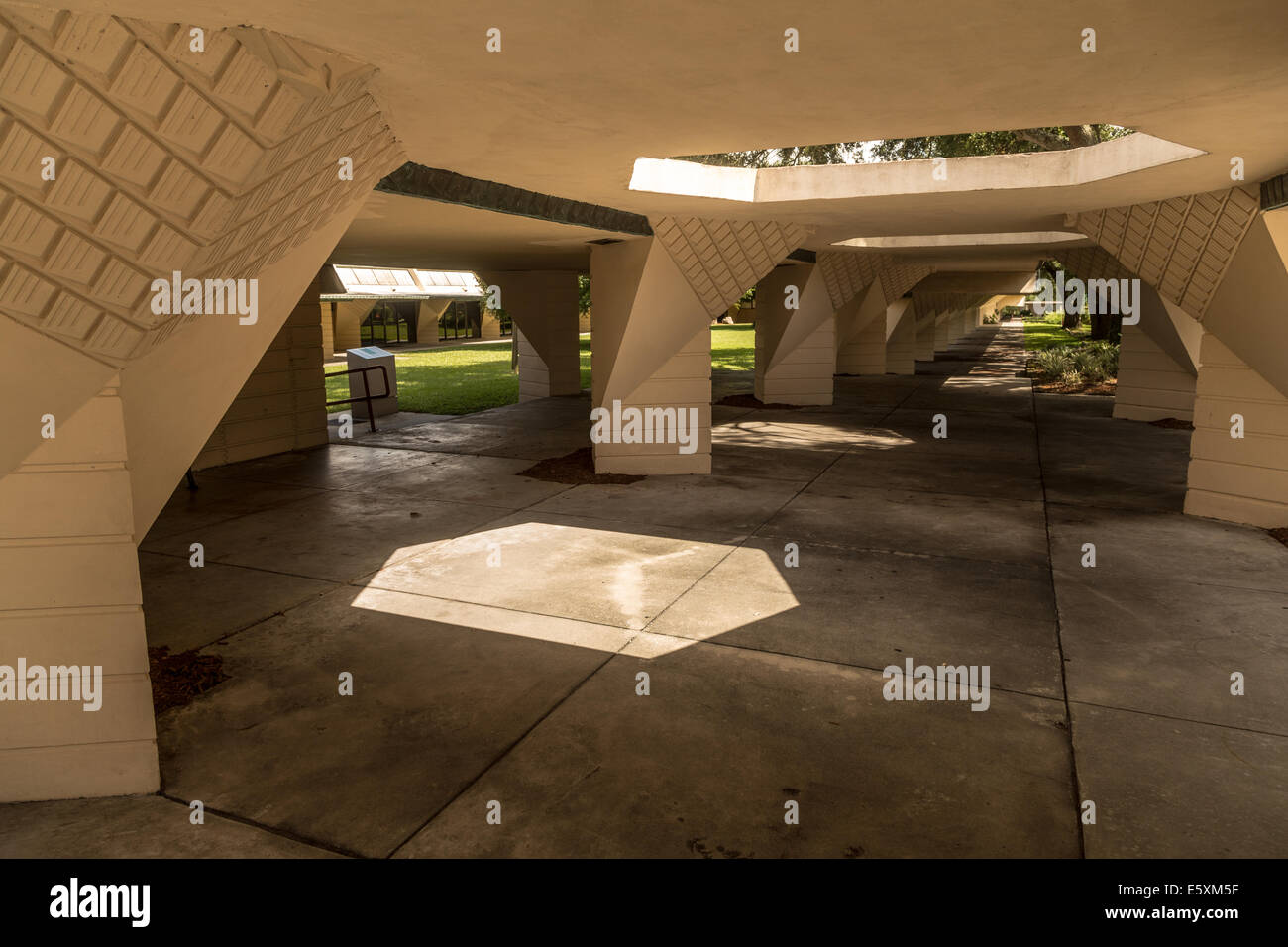 Concrete shapes hi-res stock photography and images - Alamy