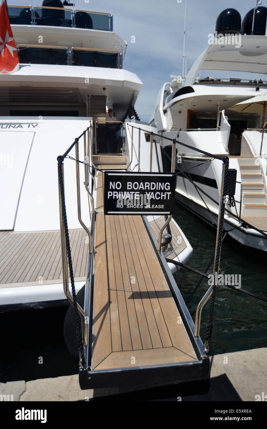 No boarding private yacht sign hi-res stock photography and images - Alamy