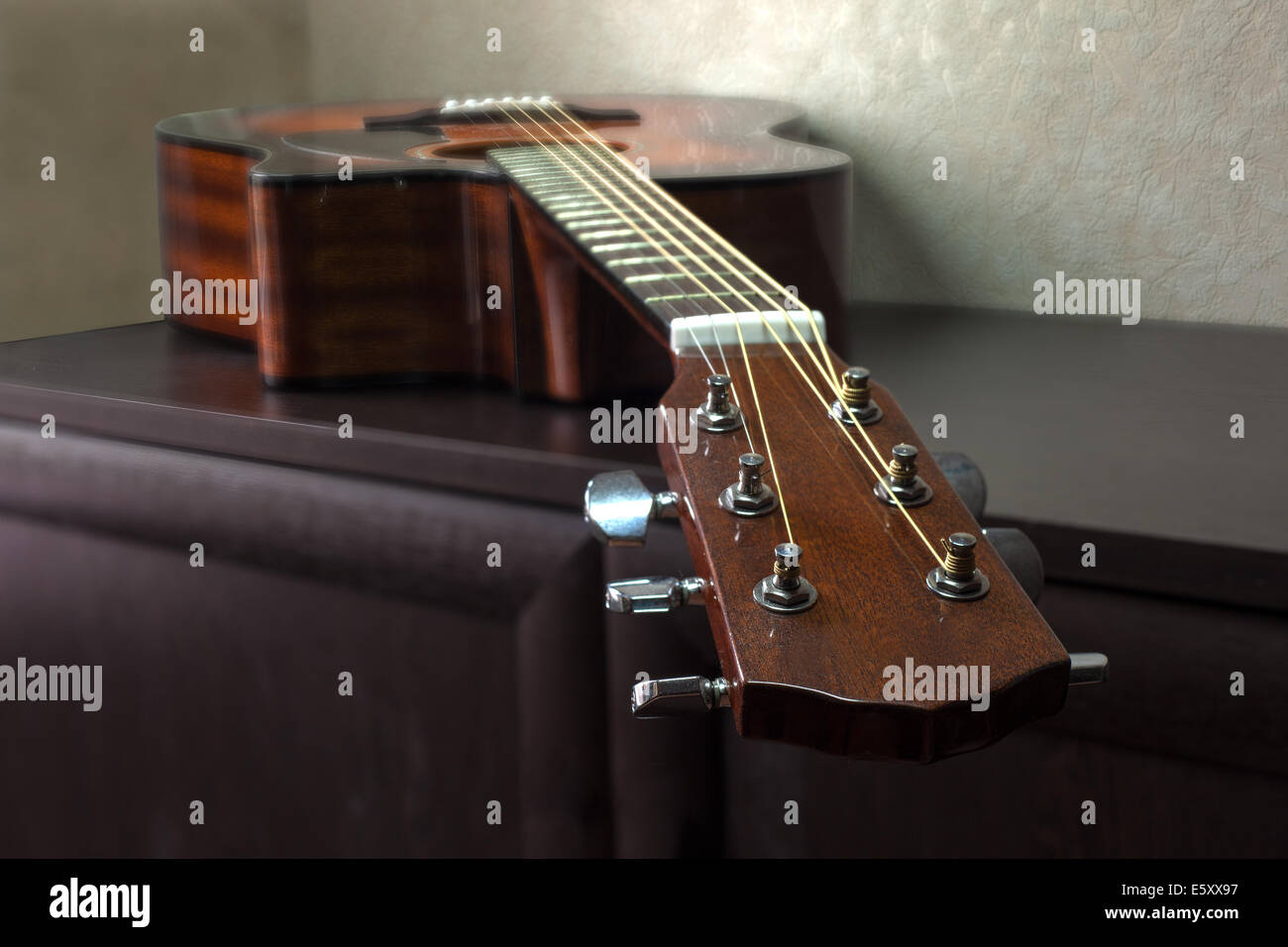 6 string acoustic guitar hi-res stock photography and images - Alamy