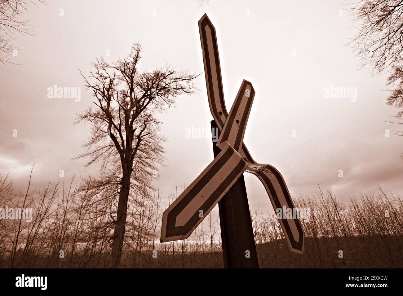 Abandoned railroad crossing sign hi-res stock photography and images ...