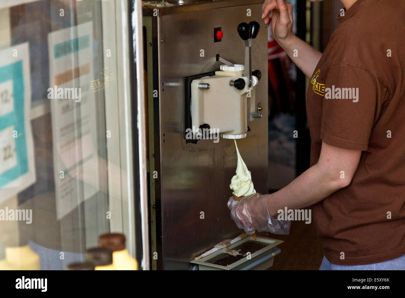 ice cream, serving Stock Photo - Alamy