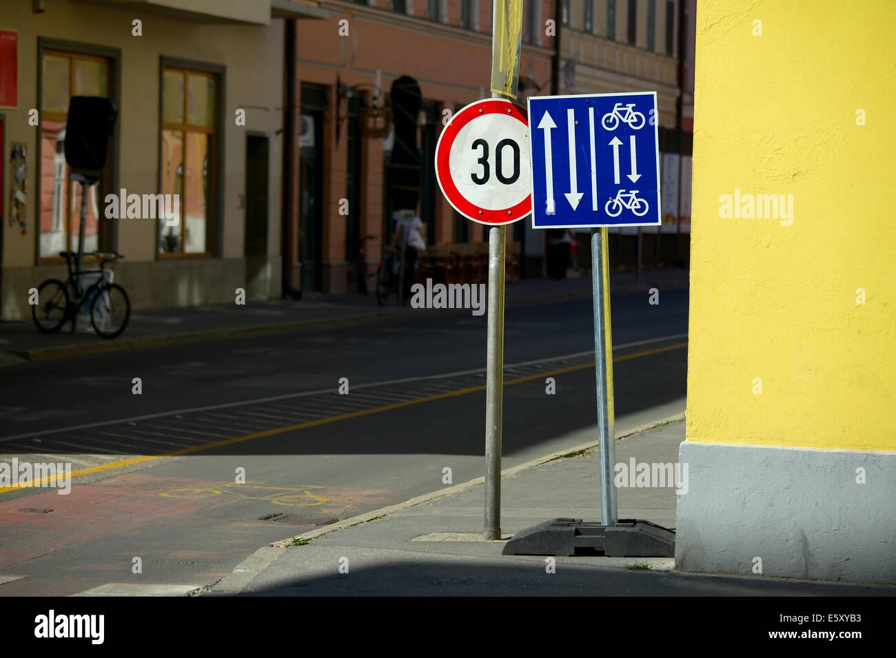 Suburban street speed limit hi-res stock photography and images - Alamy