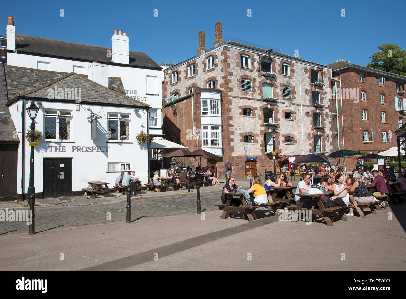 Quayside pubs hi-res stock photography and images - Alamy
