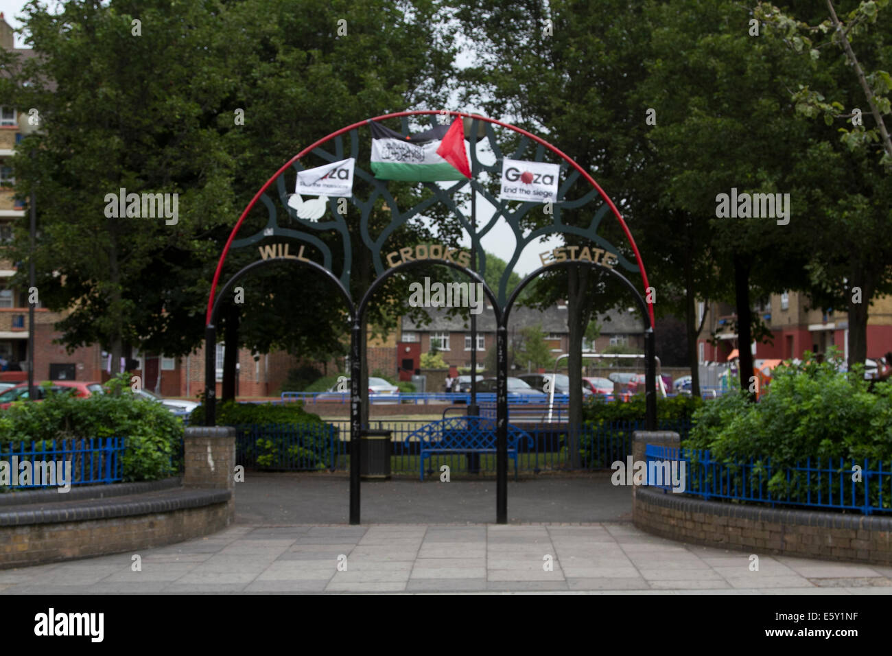 Poplar, London, UK. 8th August, 2014. The flag of (ISIS) Islamic state ...