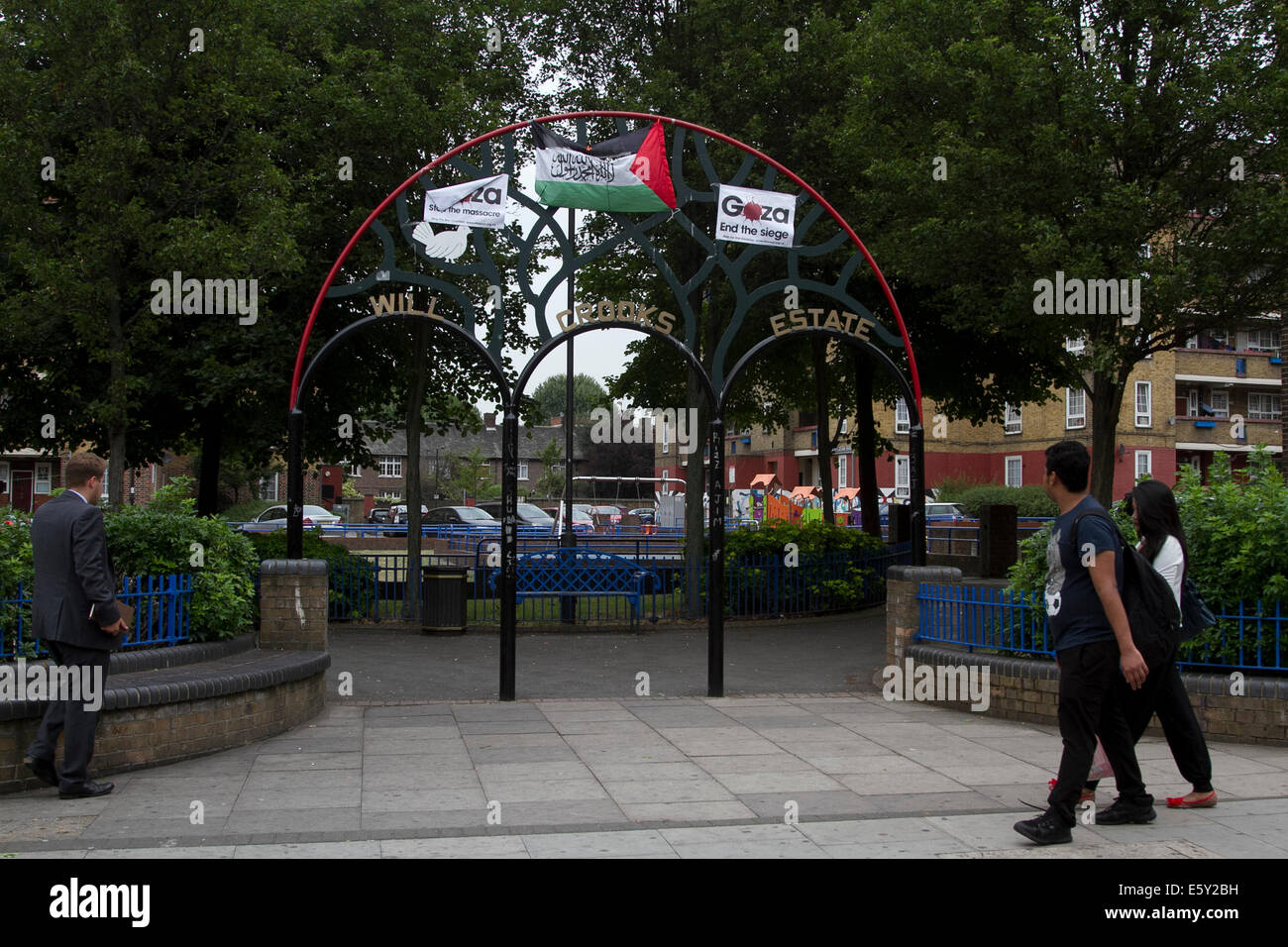 Poplar, London, UK. 8th August, 2014. The flag of (ISIS) Islamic state ...