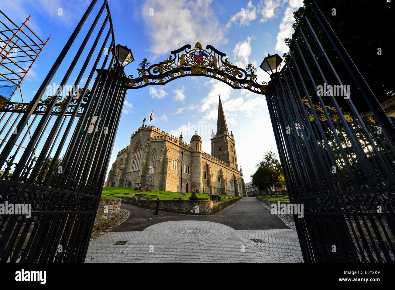 Derry cathedral hi-res stock photography and images - Alamy