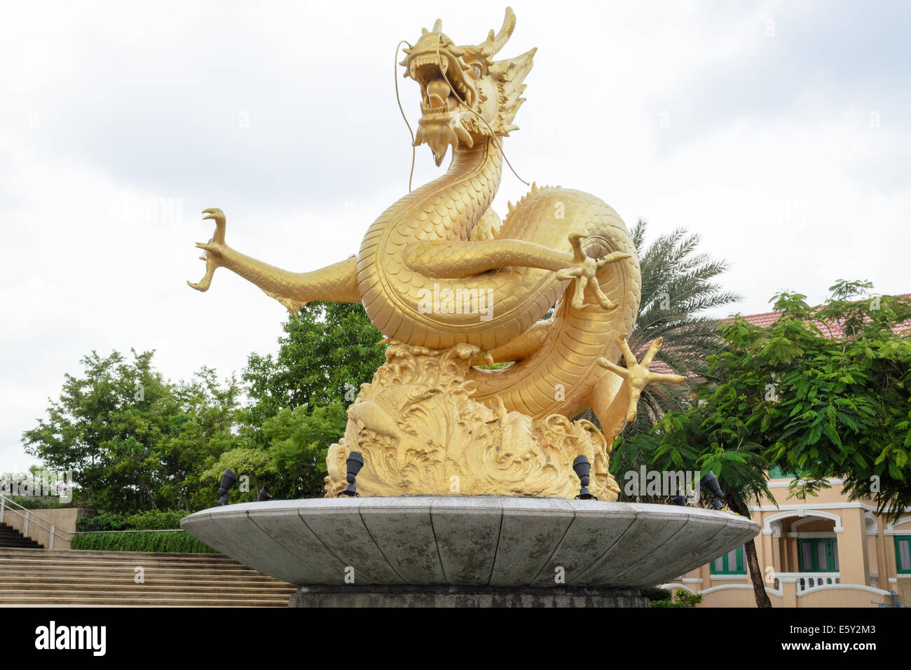 Golden dragon statue hi-res stock photography and images - Alamy