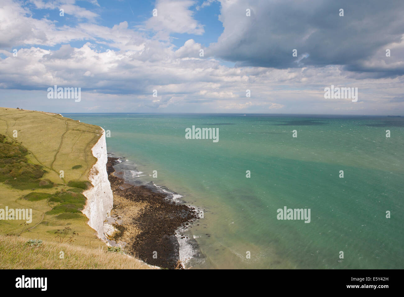 WHITE CLIFFS OF DOVER, ENGLISH CHANNEL AND NORTH DOWNS Stock Photo - Alamy