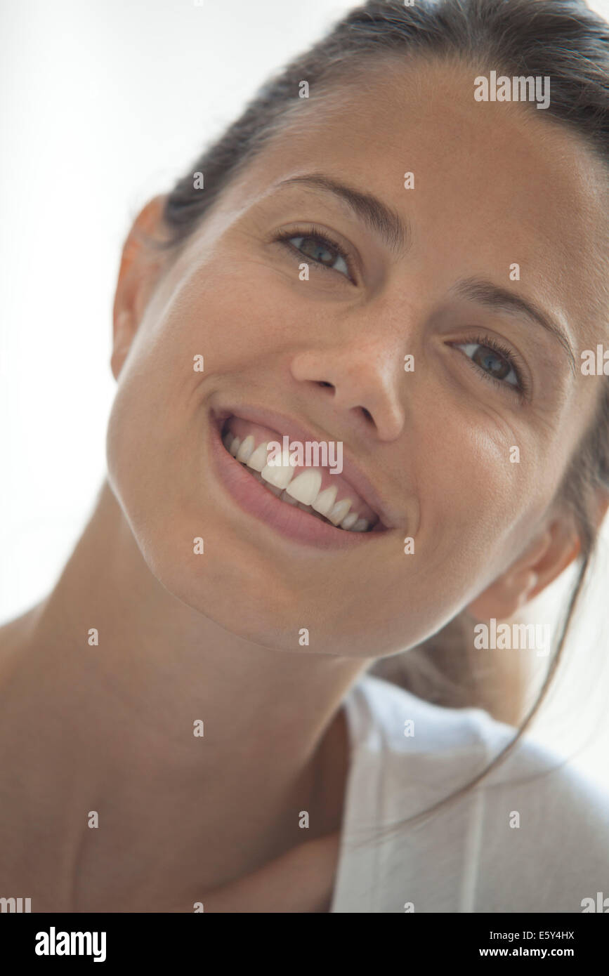 Woman smiling cheerfully, portrait Stock Photo - Alamy