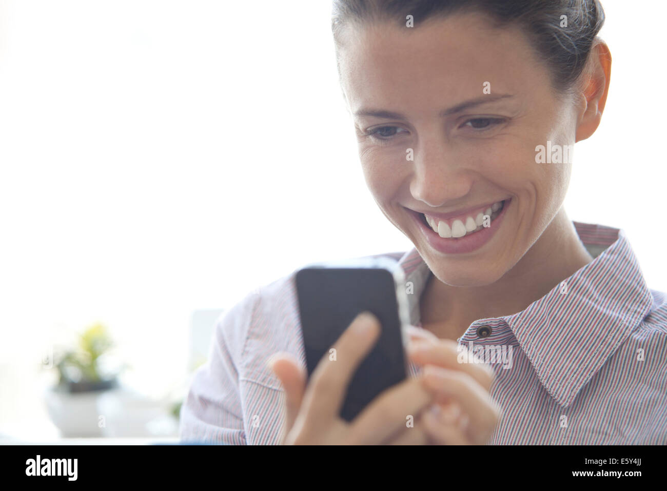 Woman text smile thirties hi-res stock photography and images - Alamy