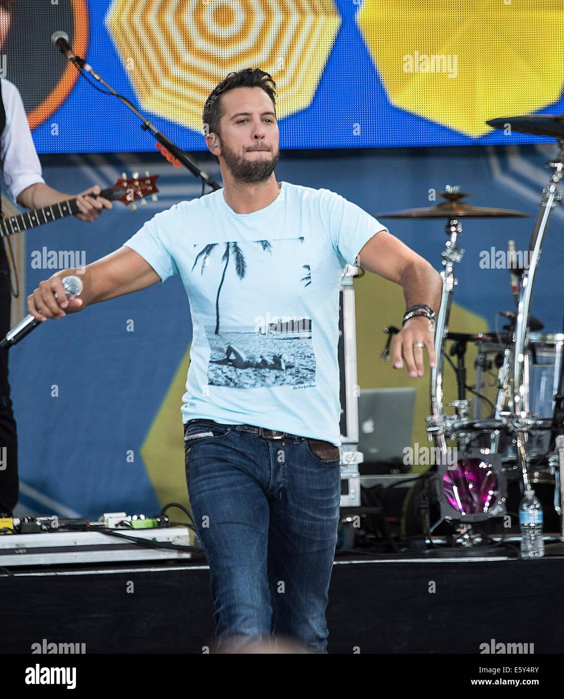 New York, NY, USA. 8th Aug, 2014. Luke Bryan on stage for Good Morning ...