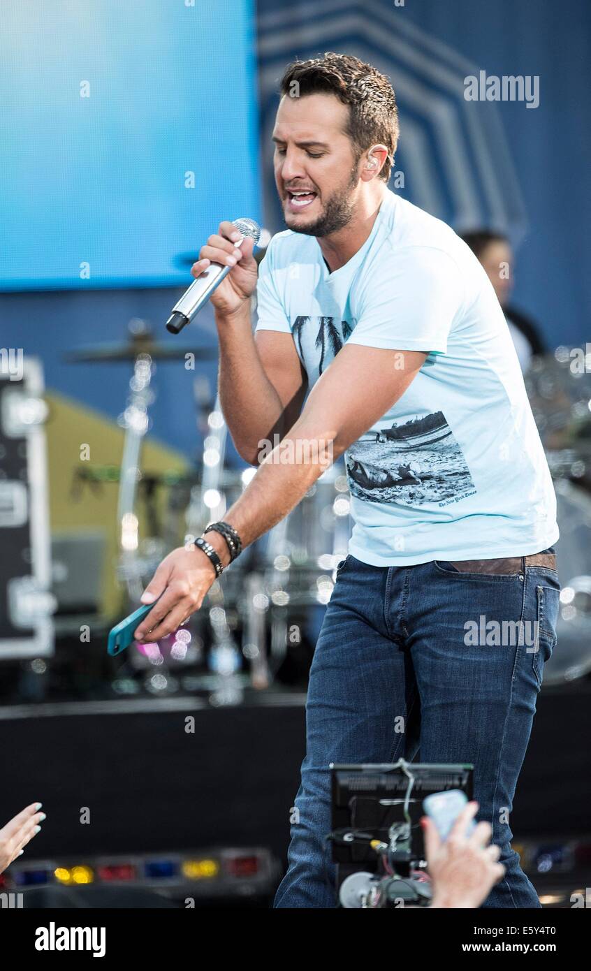 New York, NY, USA. 8th Aug, 2014. Luke Bryan on stage for Good Morning ...