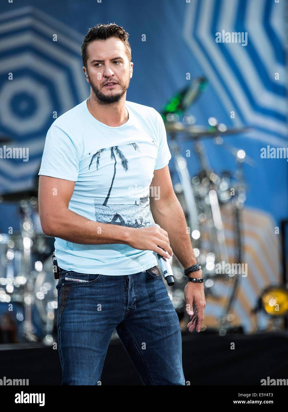 New York, NY, USA. 8th Aug, 2014. Luke Bryan on stage for Good Morning ...