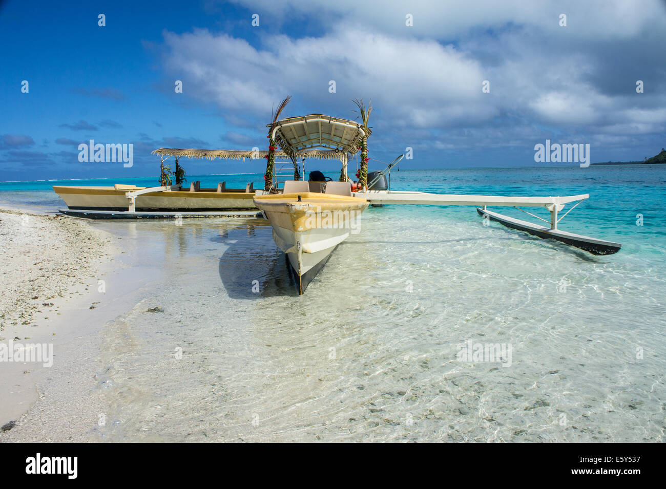 Polynesian outrigger canoe hi-res stock photography and images - Alamy