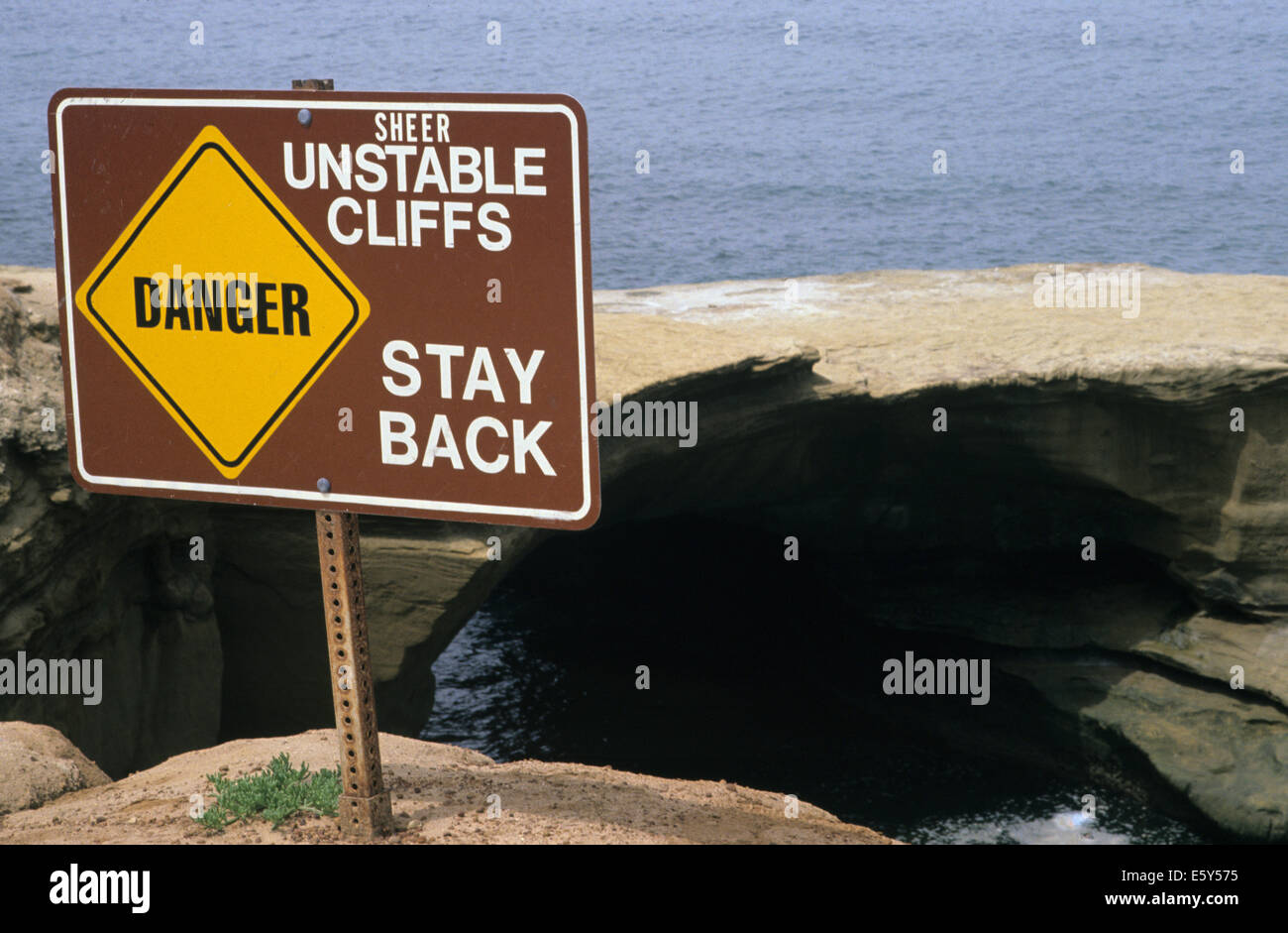 Danger unstable cliff edge warning hi-res stock photography and images ...