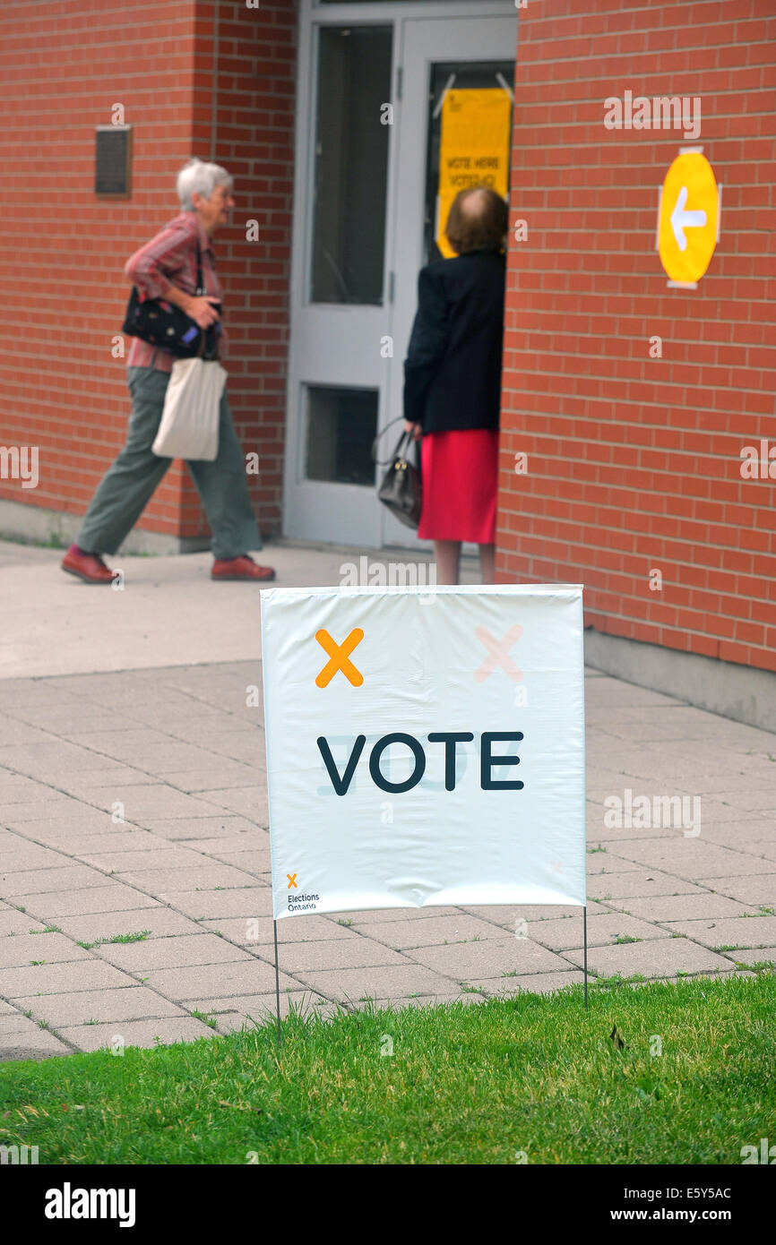 Voting signs hi-res stock photography and images - Alamy