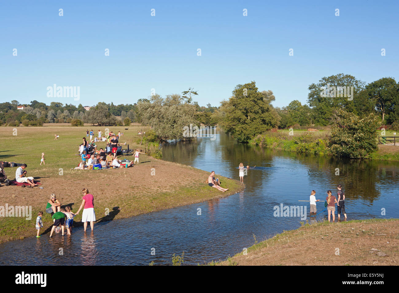 PEOPLE RELAXING AT RIVERSIDE IN SUMMER Stock Photo - Alamy