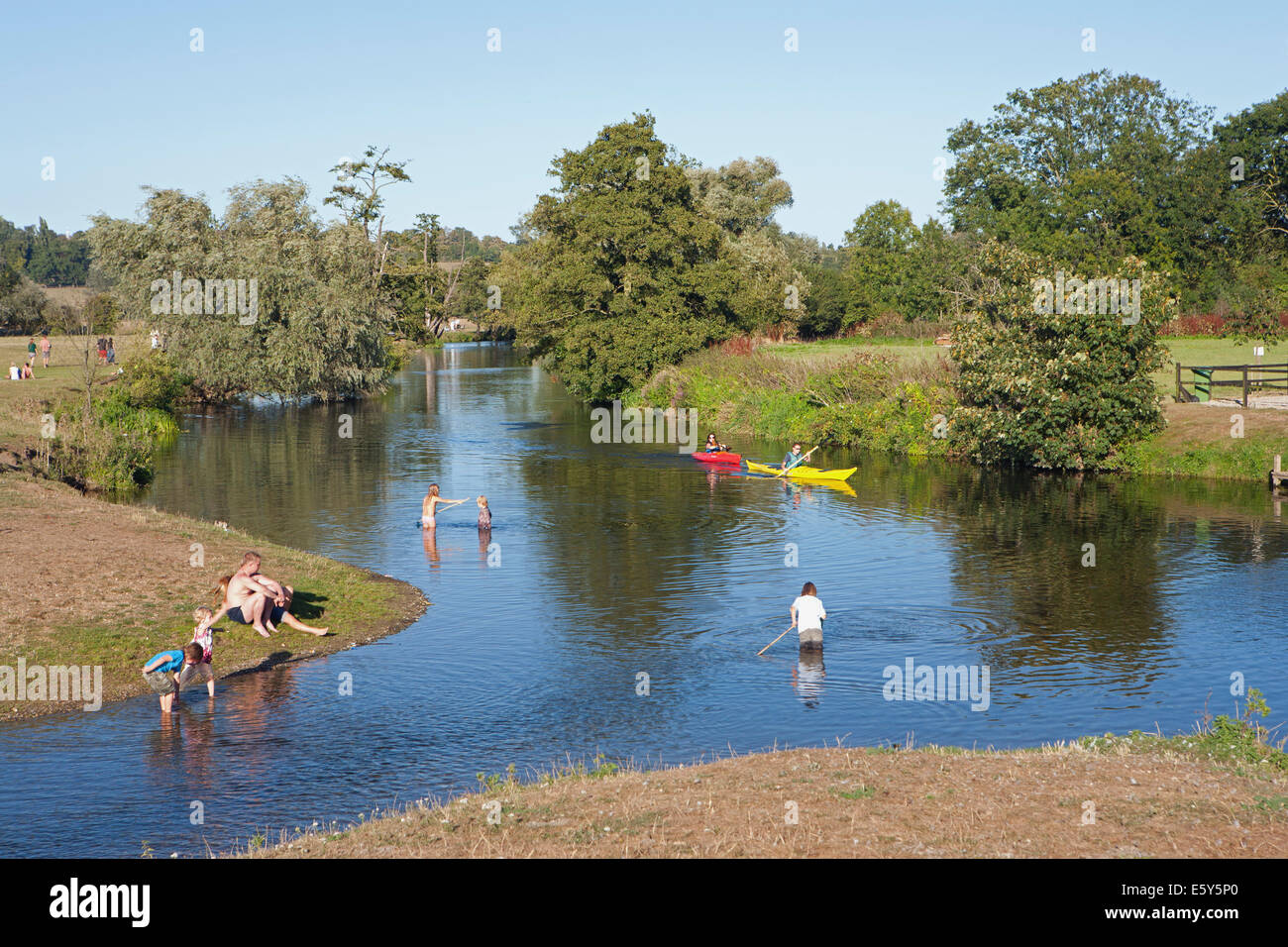 PEOPLE RELAXING AT RIVERSIDE IN SUMMER Stock Photo - Alamy