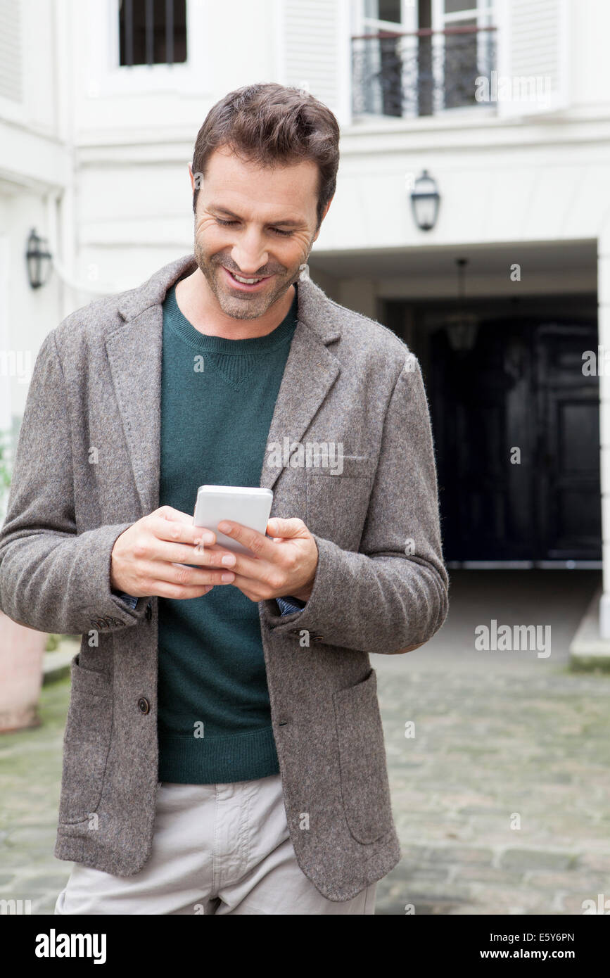 Smartphone smartphones reading hi-res stock photography and images - Alamy