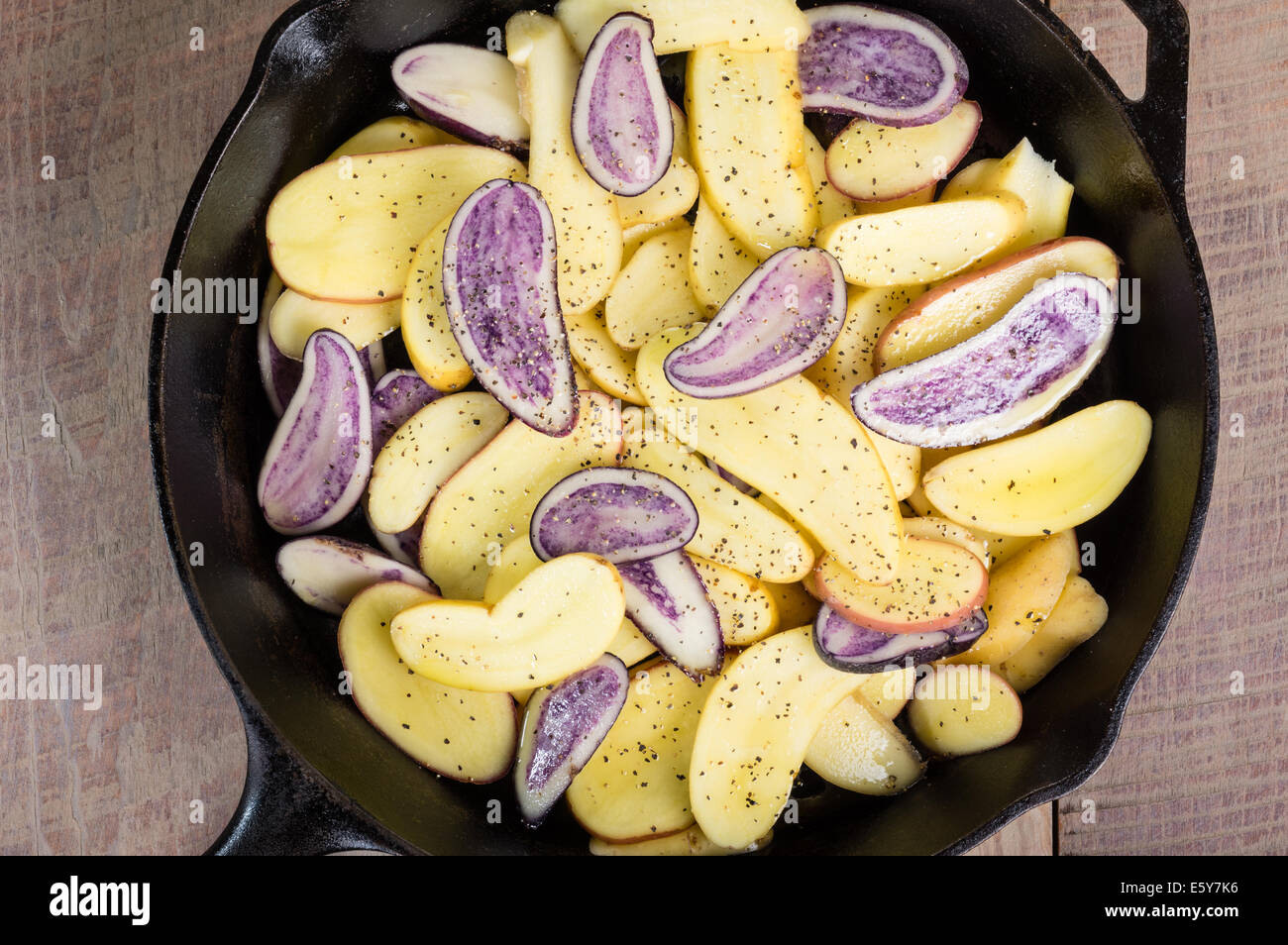 Blue and white fingerling potatoes in a frying pan Stock Photo - Alamy