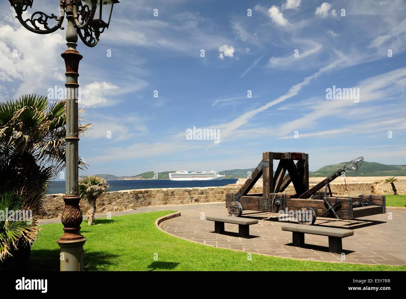 Catapult ship hi-res stock photography and images - Alamy