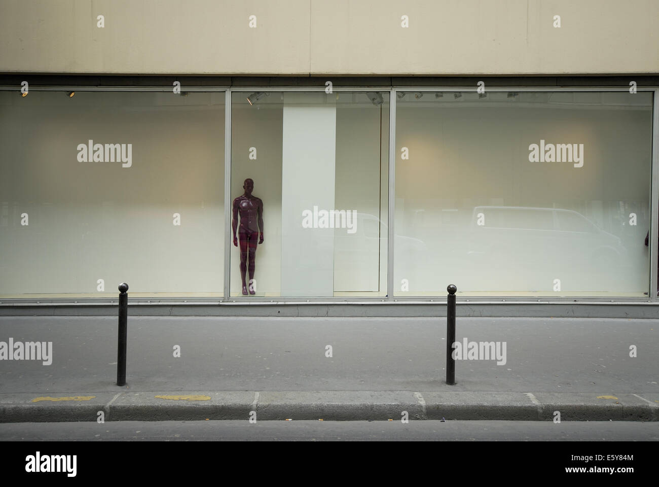 Store window display empty hi-res stock photography and images - Alamy