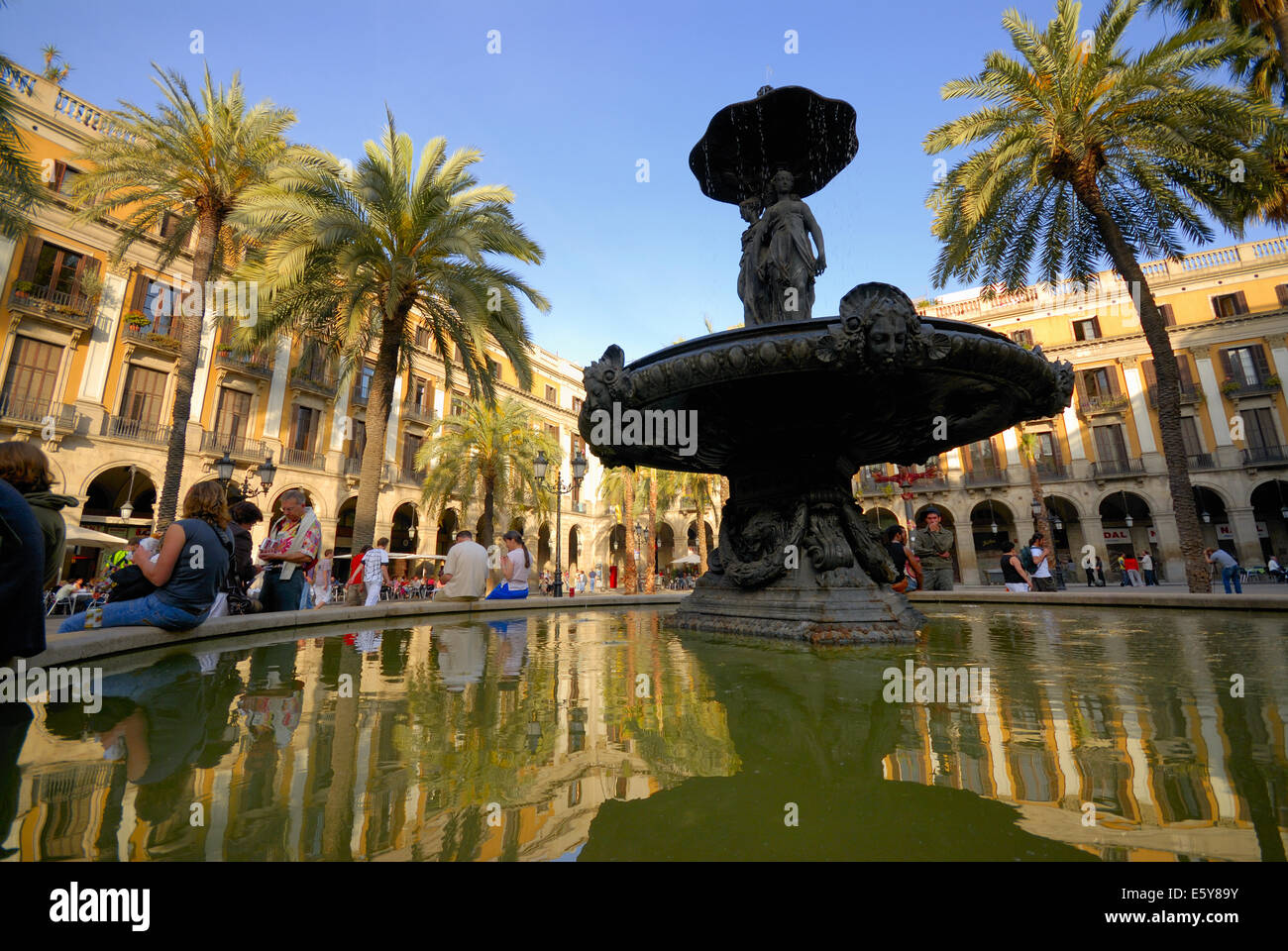 fountain, Placa Reial, Barcelona, Spain Stock Photo - Alamy