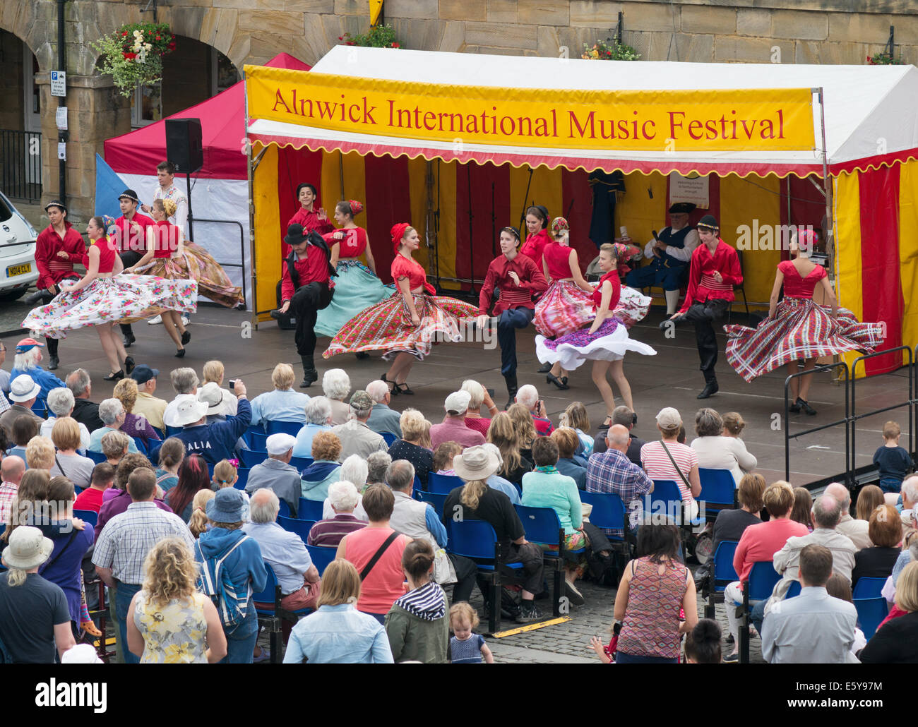 Alnwick, UK, 8th Aug, 2014. Romanian folk dance group Doinita perform ...
