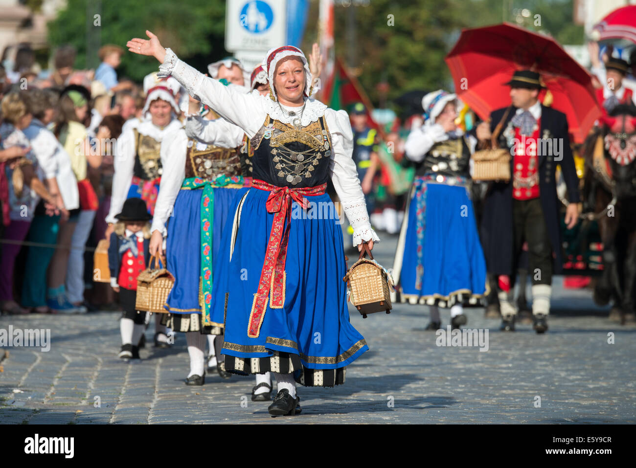 Members of the traditional costume parade 'Gaeubodenvolksfest' walk in ...