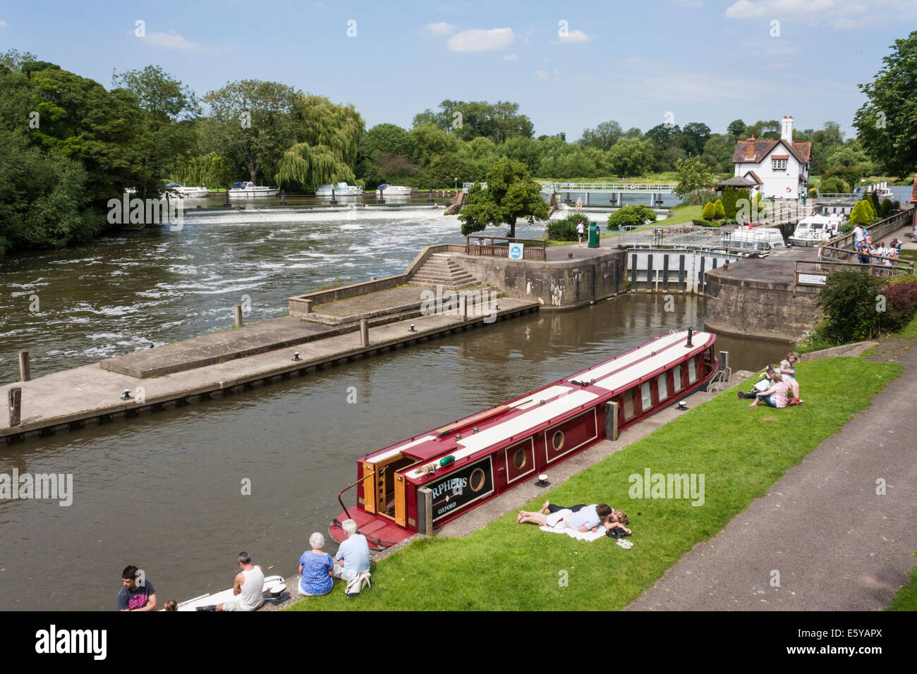 Goring on thames hi-res stock photography and images - Alamy