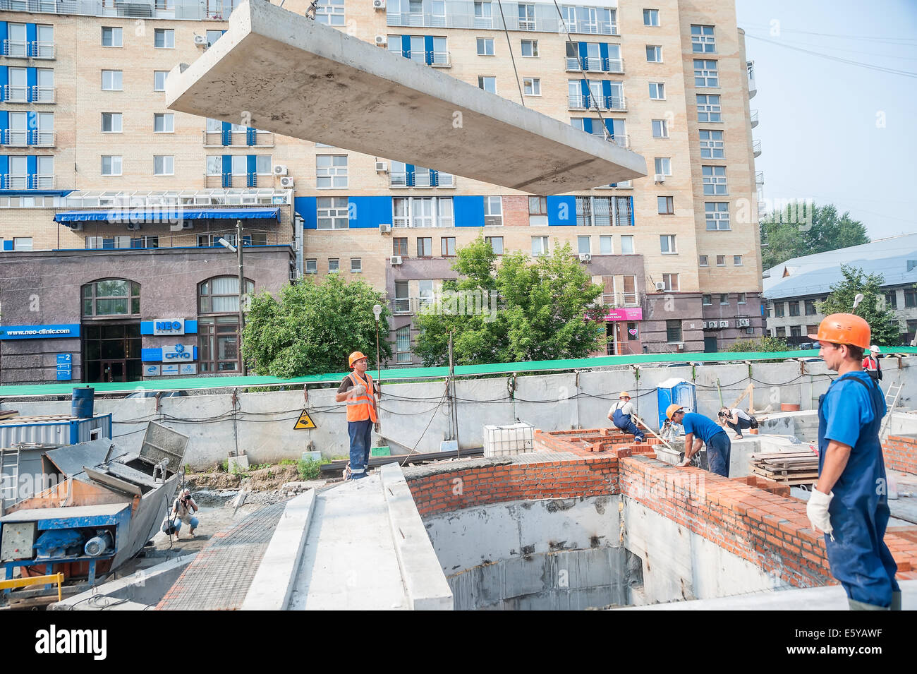 Workers on residental house construction Stock Photo - Alamy
