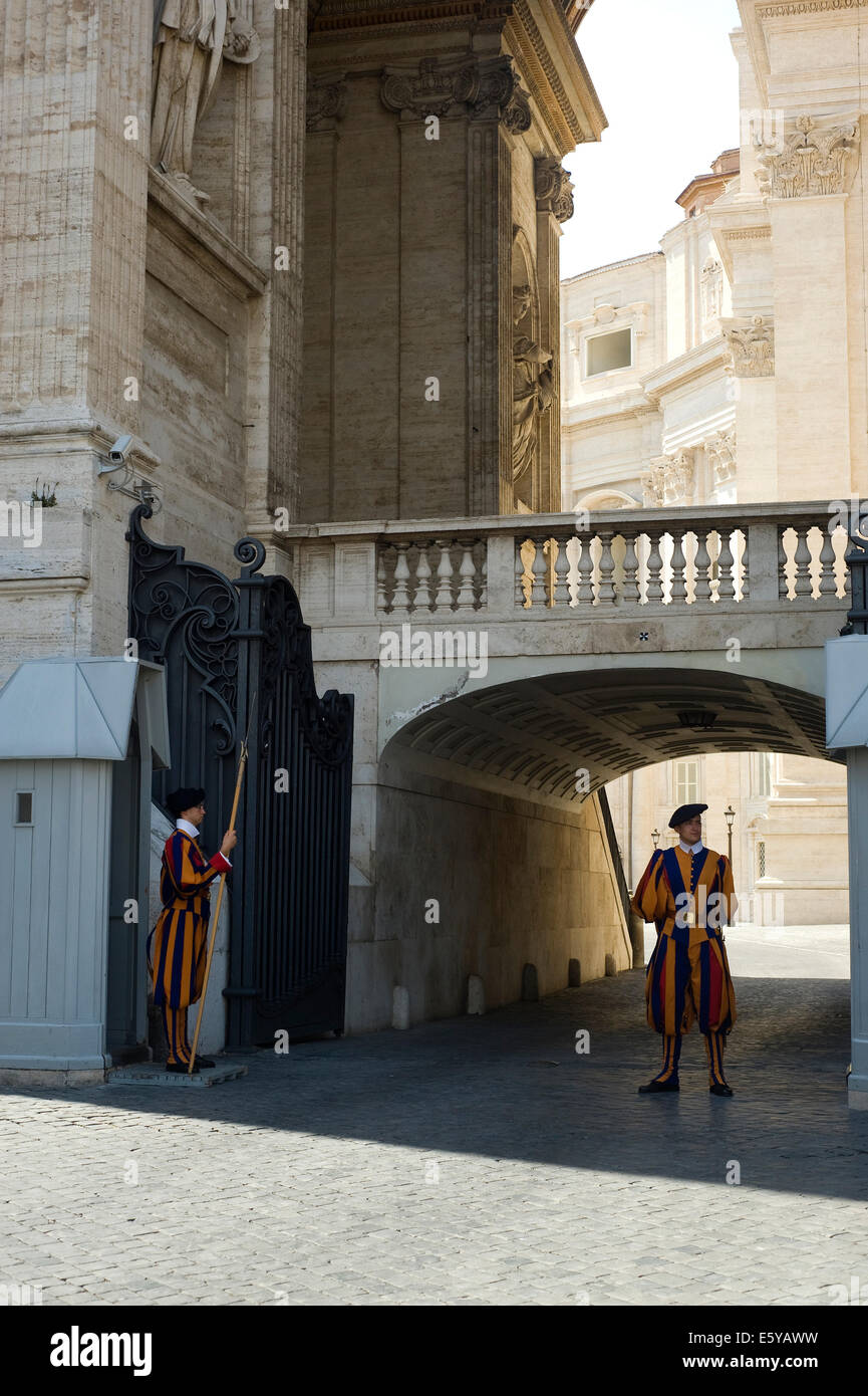 Rome, Italy - Swiss guard at entrance of Vatican City Stock Photo - Alamy