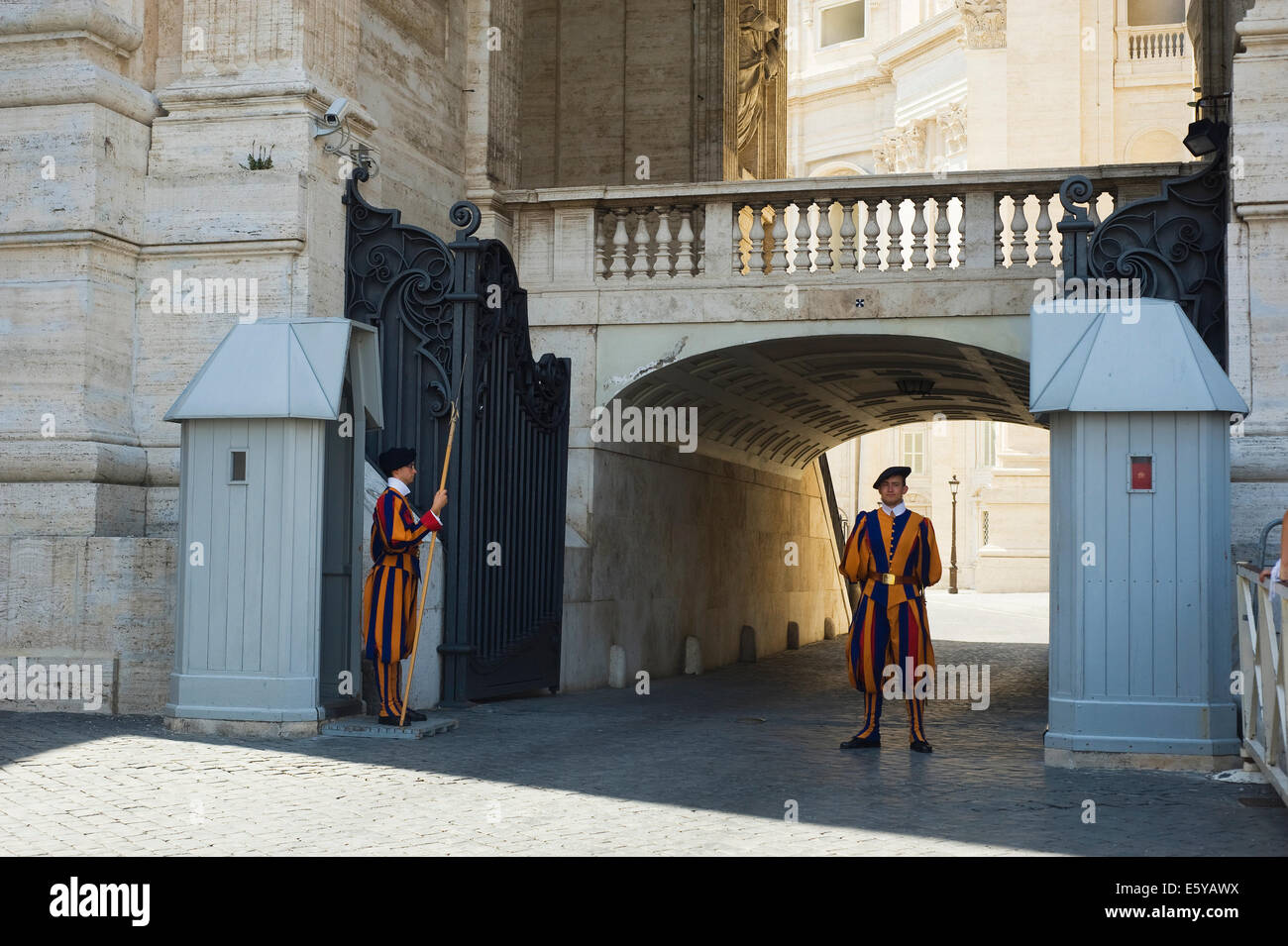 Rome, Italy - Swiss guard at entrance of Vatican City Stock Photo - Alamy