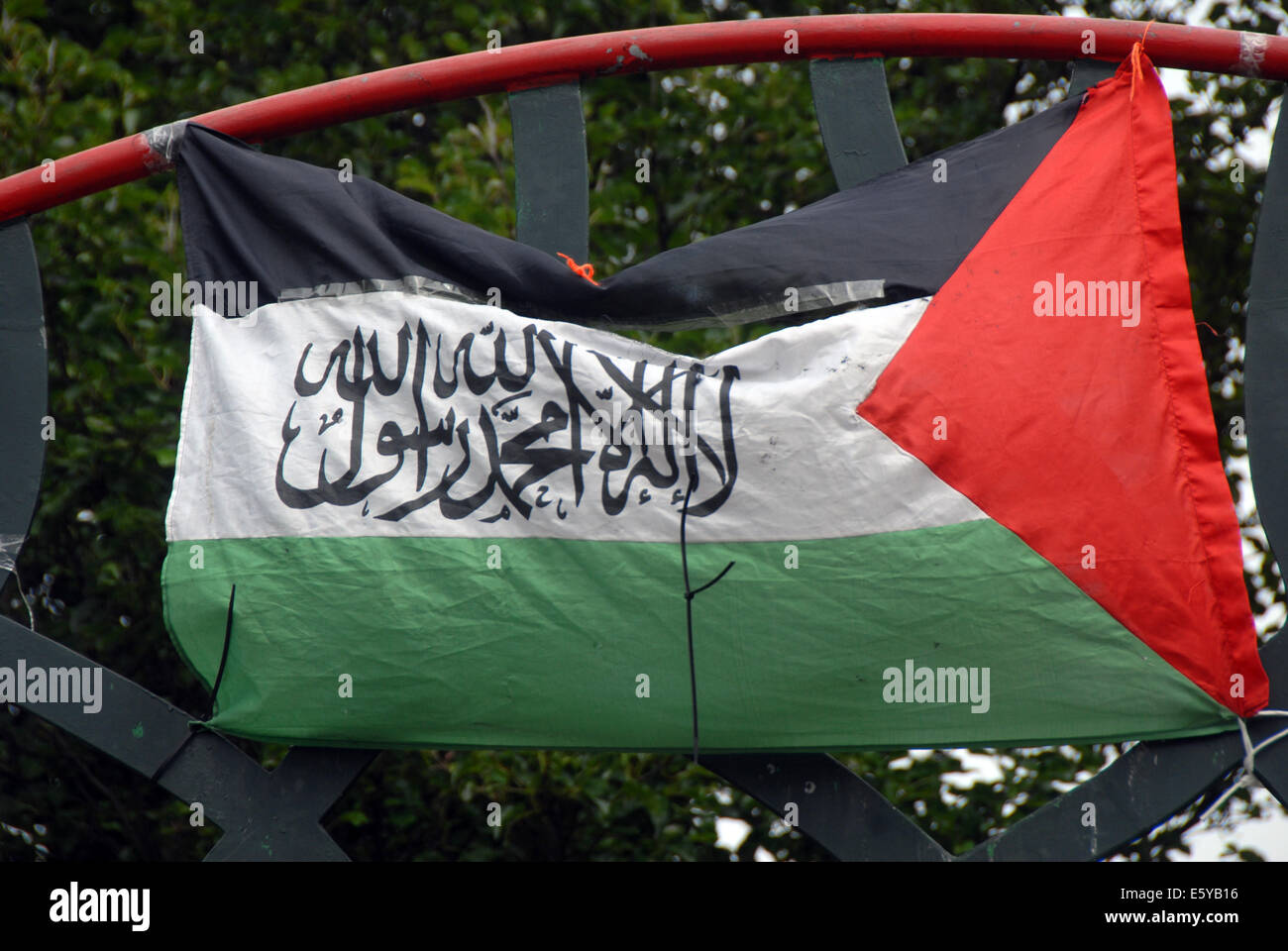 London, UK. 8th August, 2014. The Palestinian flag with Islamic words ...