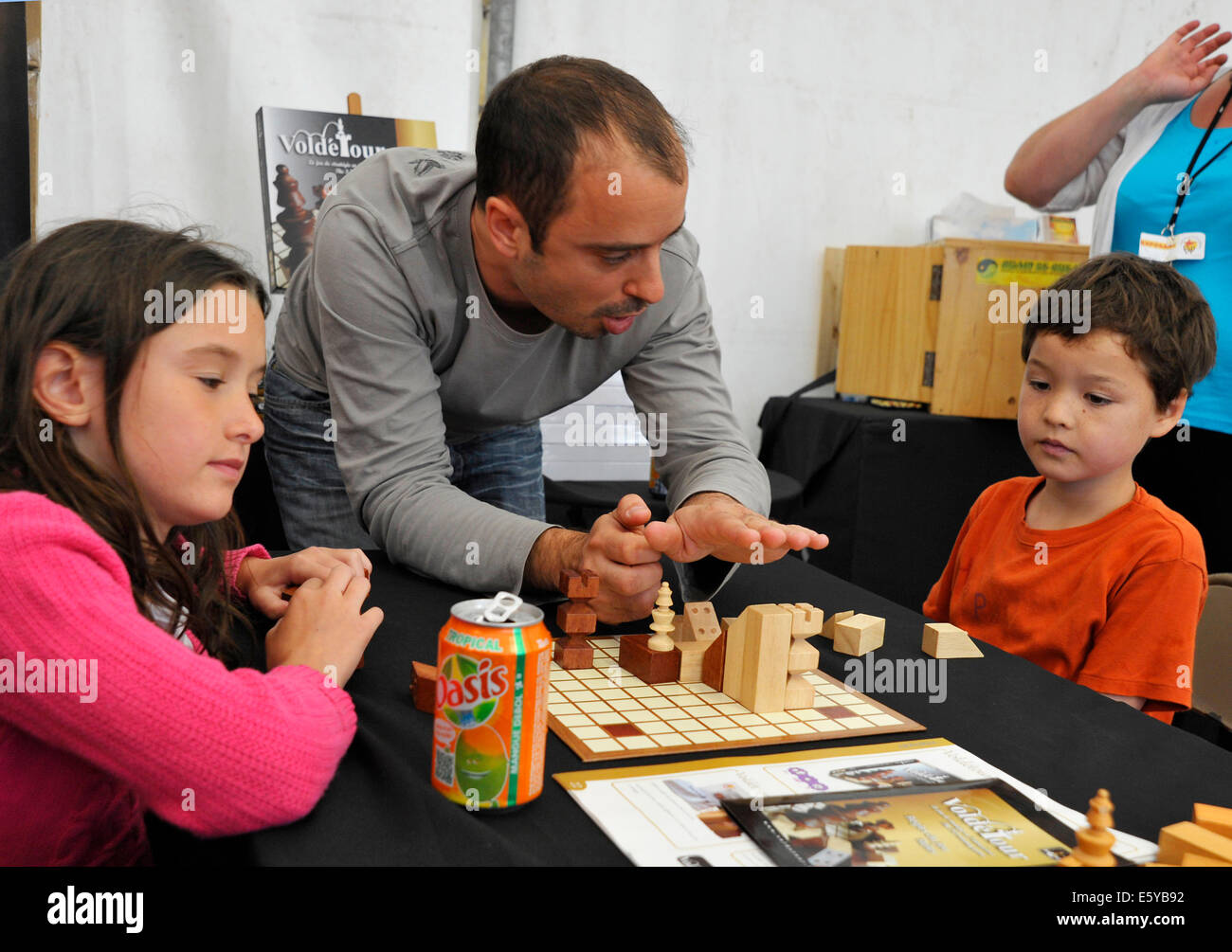 Kids playing board games hi-res stock photography and images - Alamy