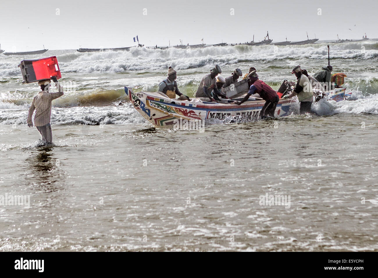Porter, Pirogues fishing boats, Kayar, Senegal Stock Photo - Alamy
