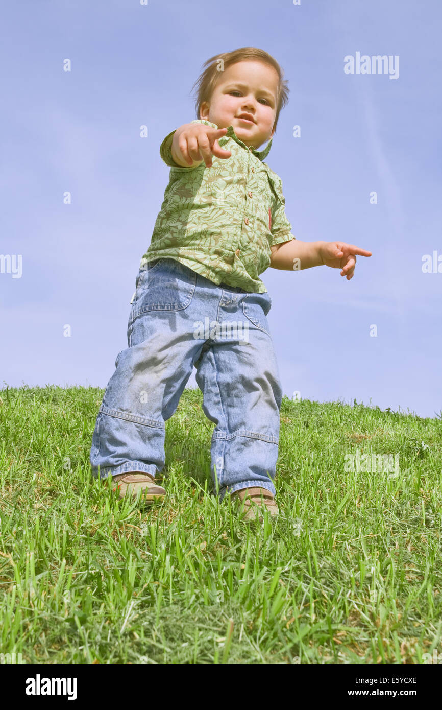 Child pointing sky hi-res stock photography and images - Alamy