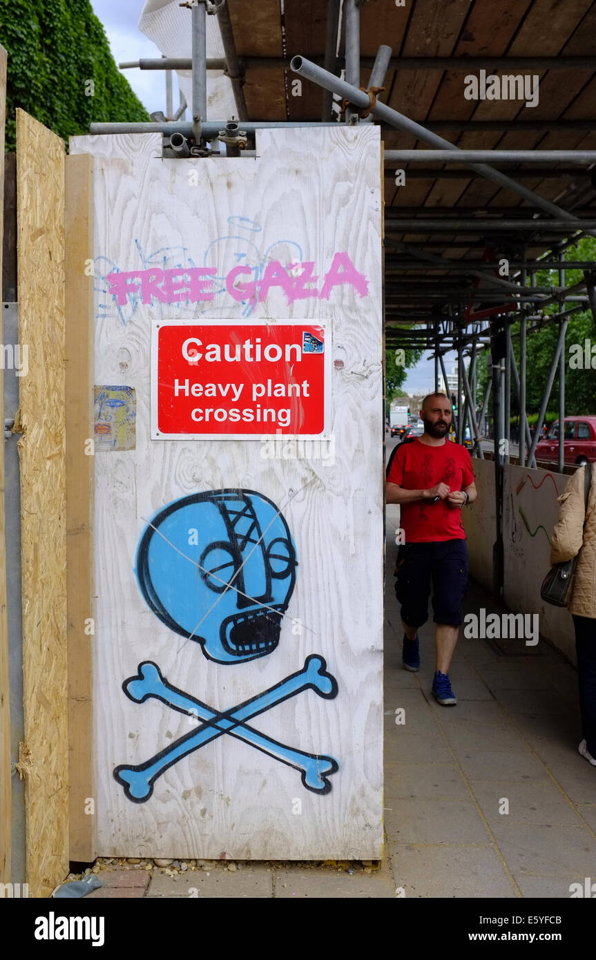 Skull & crossed bones Graffiti in Hackney Stock Photo - Alamy