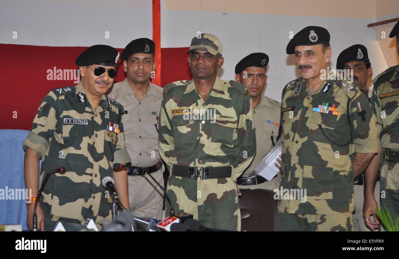 Border security force bsf soldier hi-res stock photography and images ...