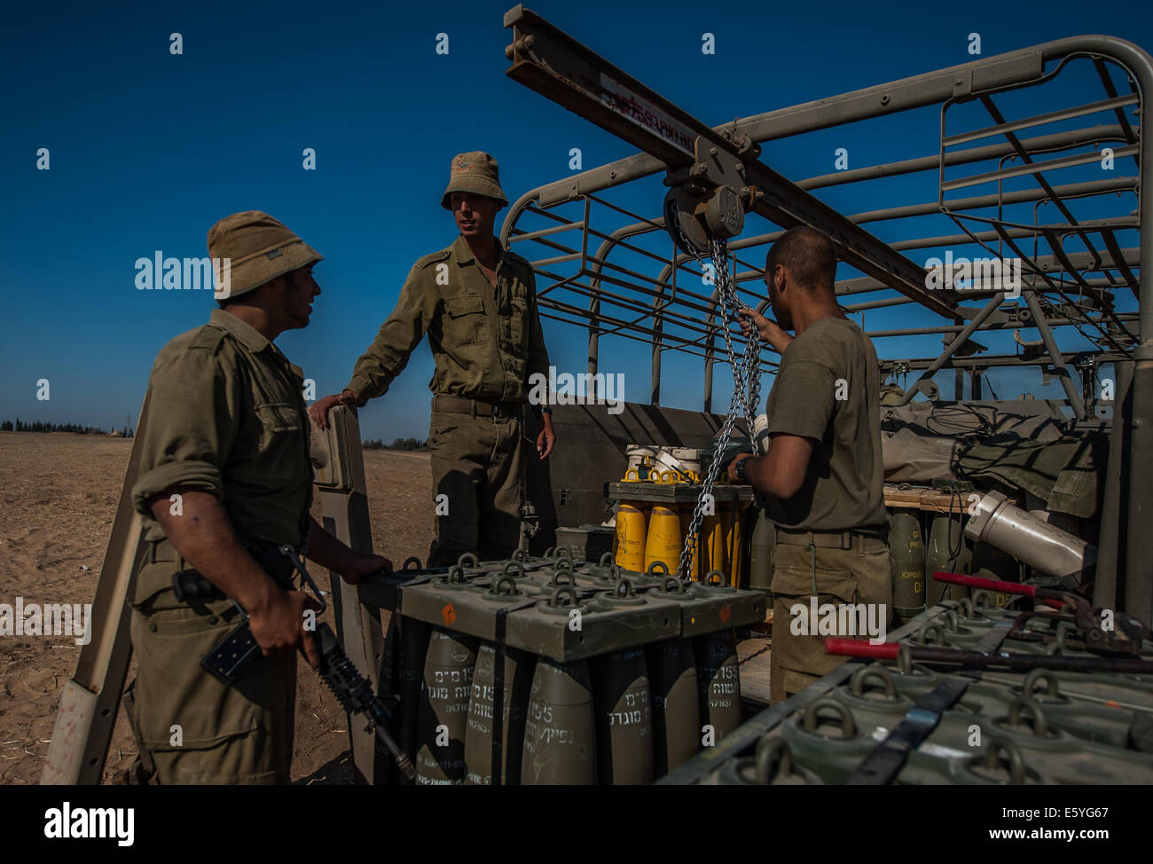 Self propelled howitzers hi-res stock photography and images - Alamy