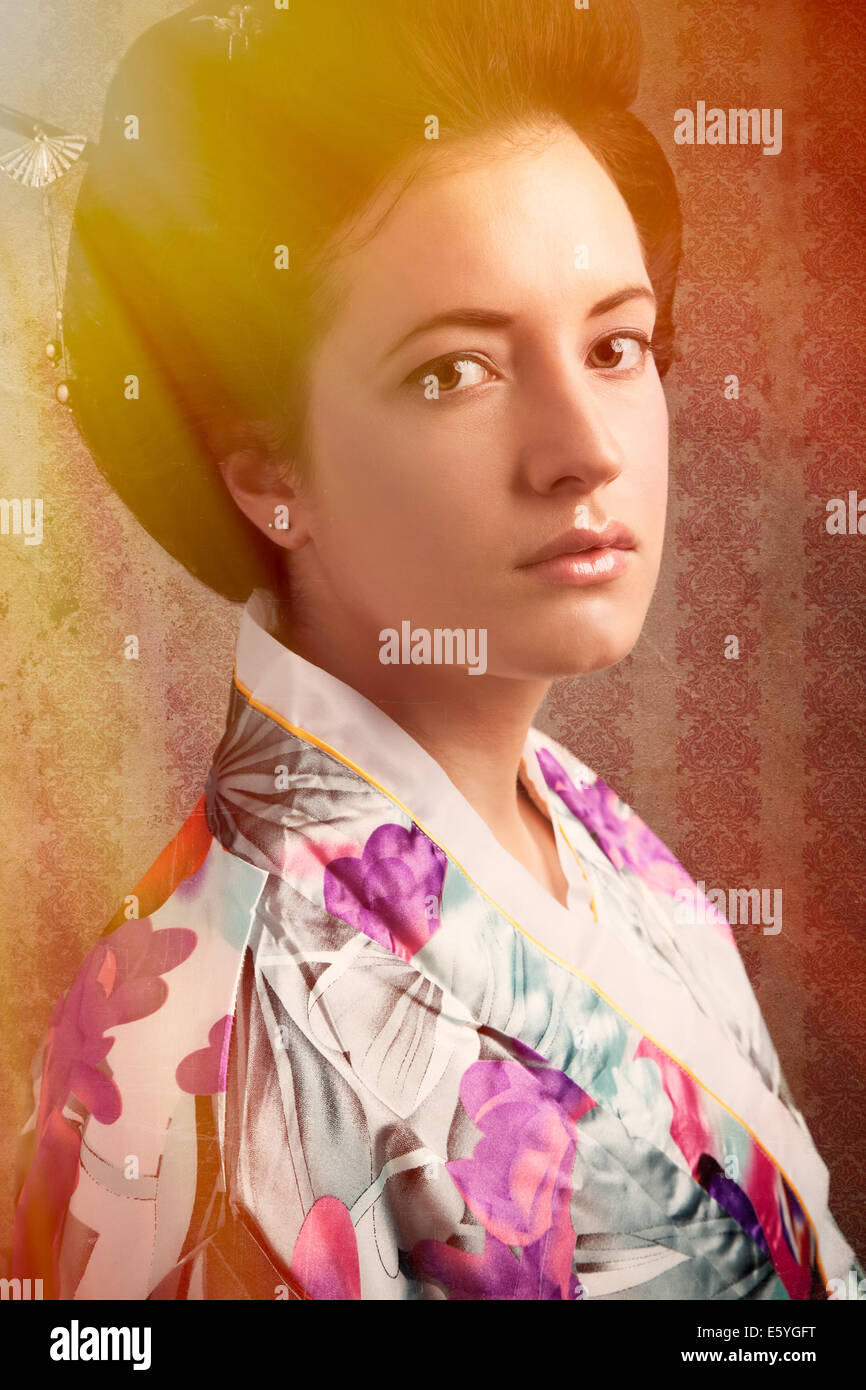 Japanese Geisha in kimono Stock Photo - Alamy