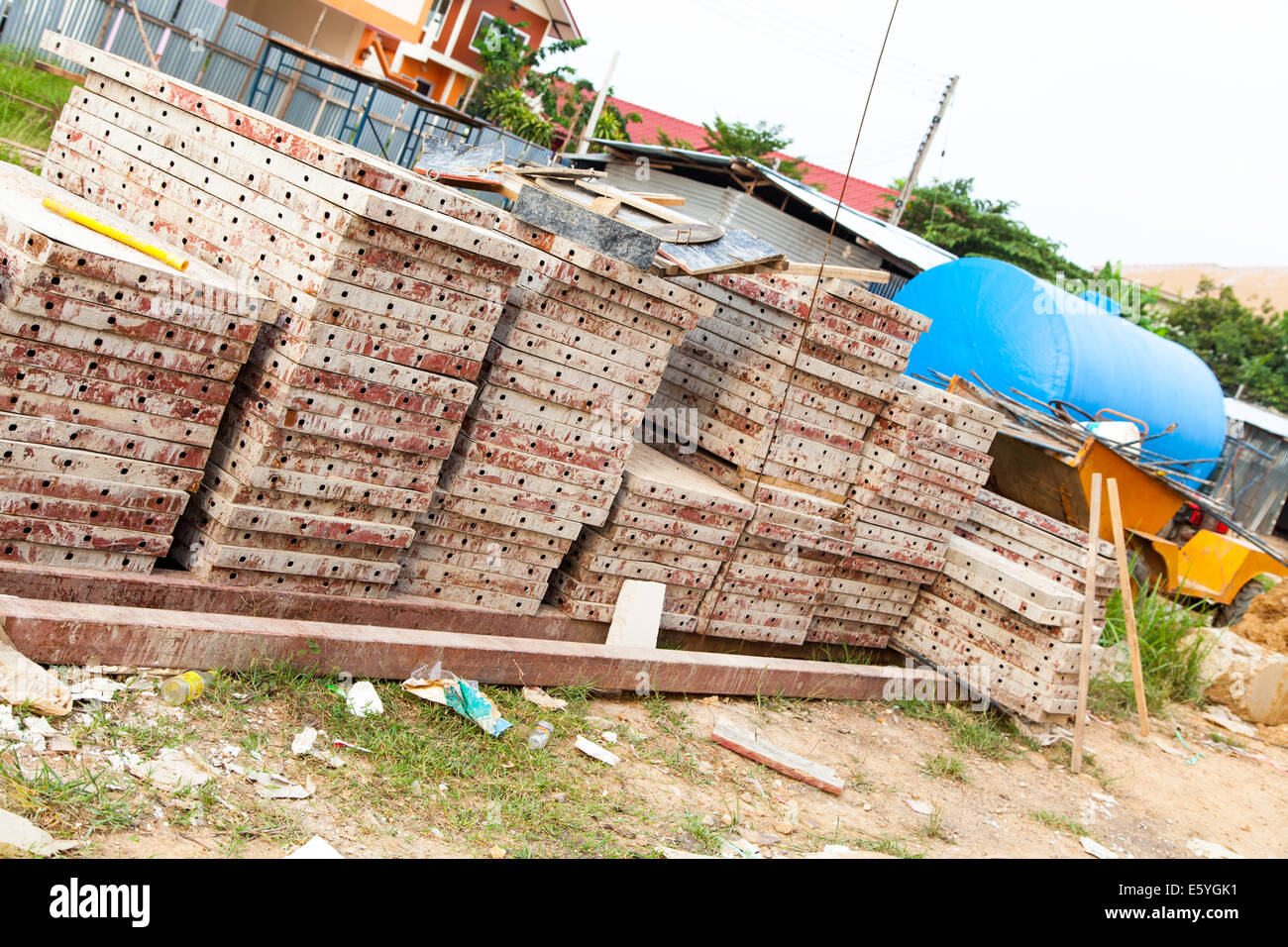 Pathway of scaffold at building site Stock Photo - Alamy