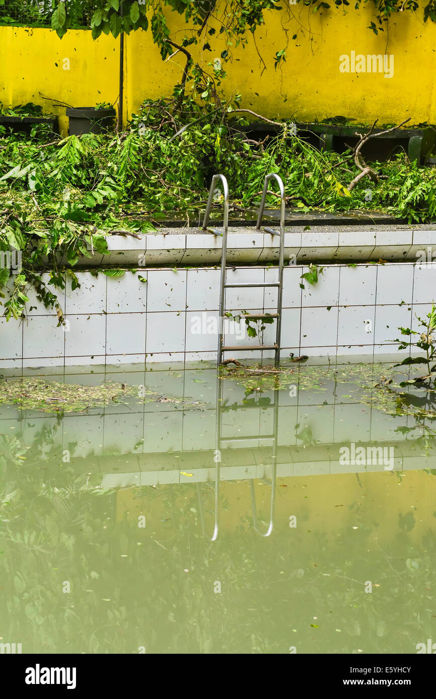Dirty swimming pool hi-res stock photography and images - Alamy