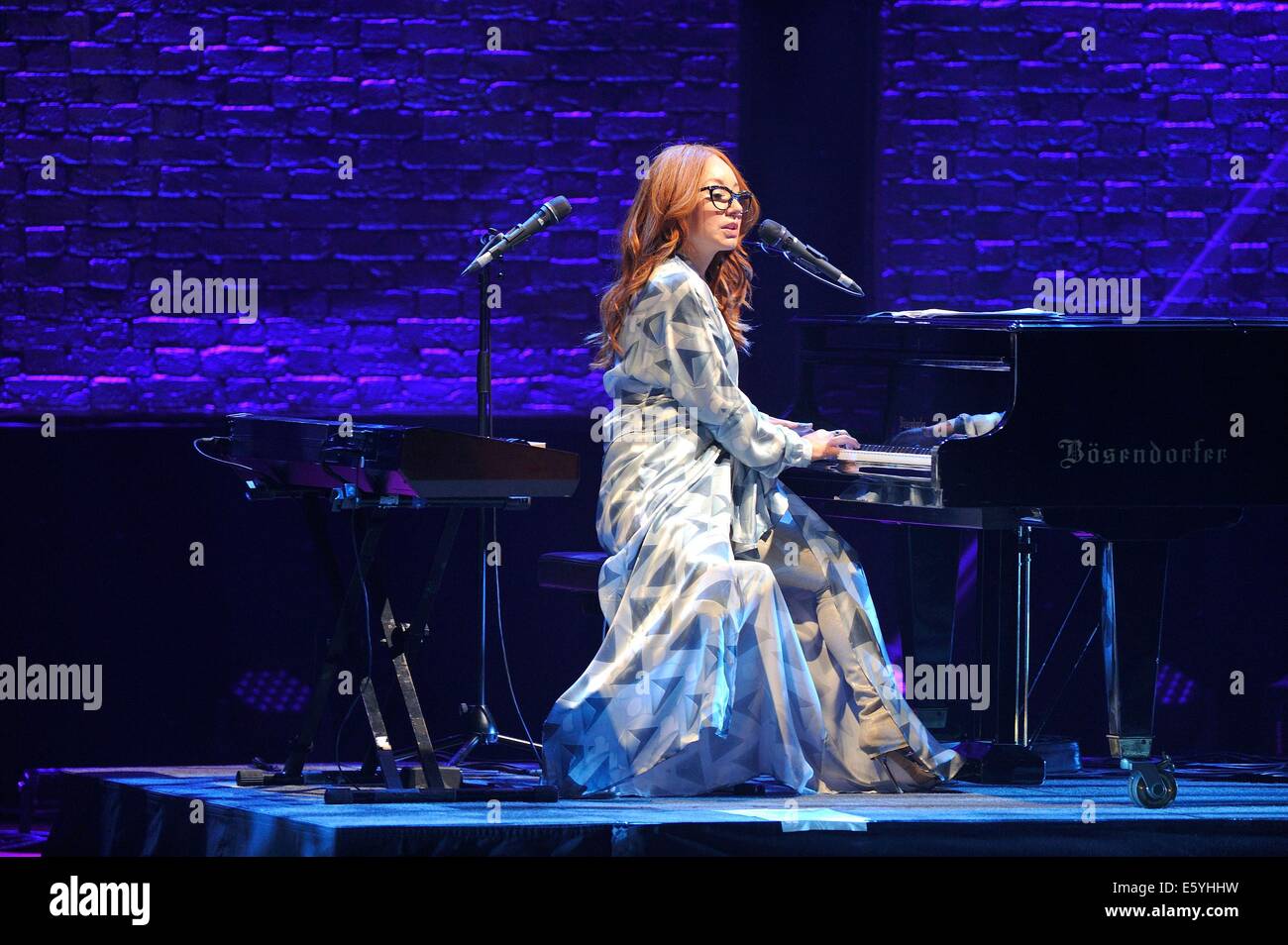 American singer songwriter and pianist hi-res stock photography and ...