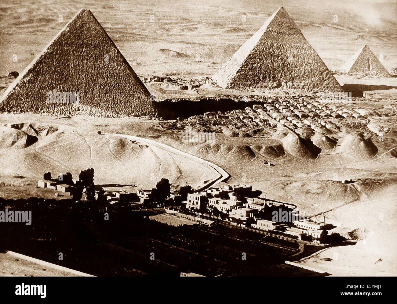 Egyptian Pyramids and the Mena House Hotel early 1900s Stock Photo - Alamy