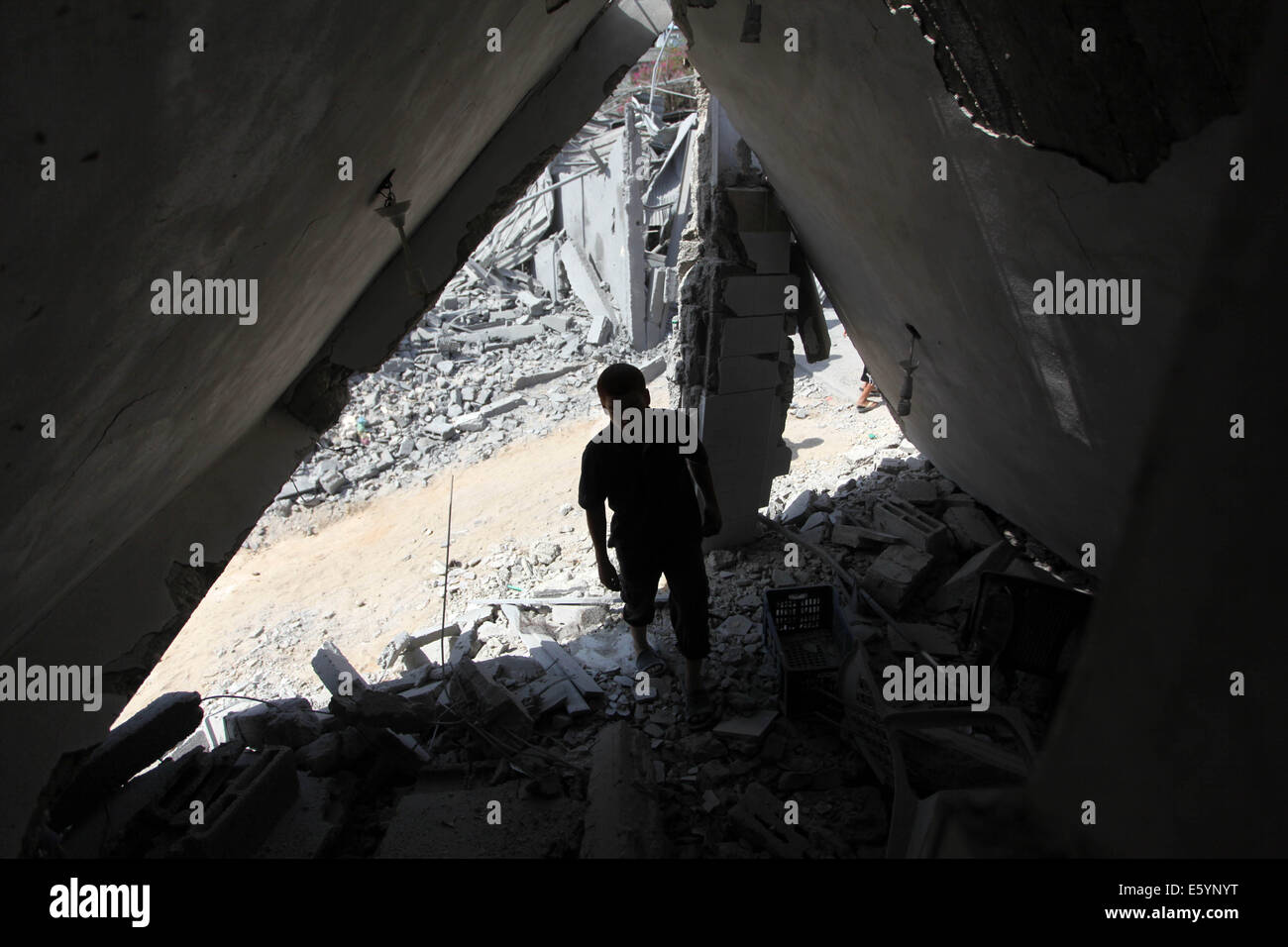 Jabalia, Gaza Strip, Palestinian Territory. 9th Aug, 2014. Palestinians ...