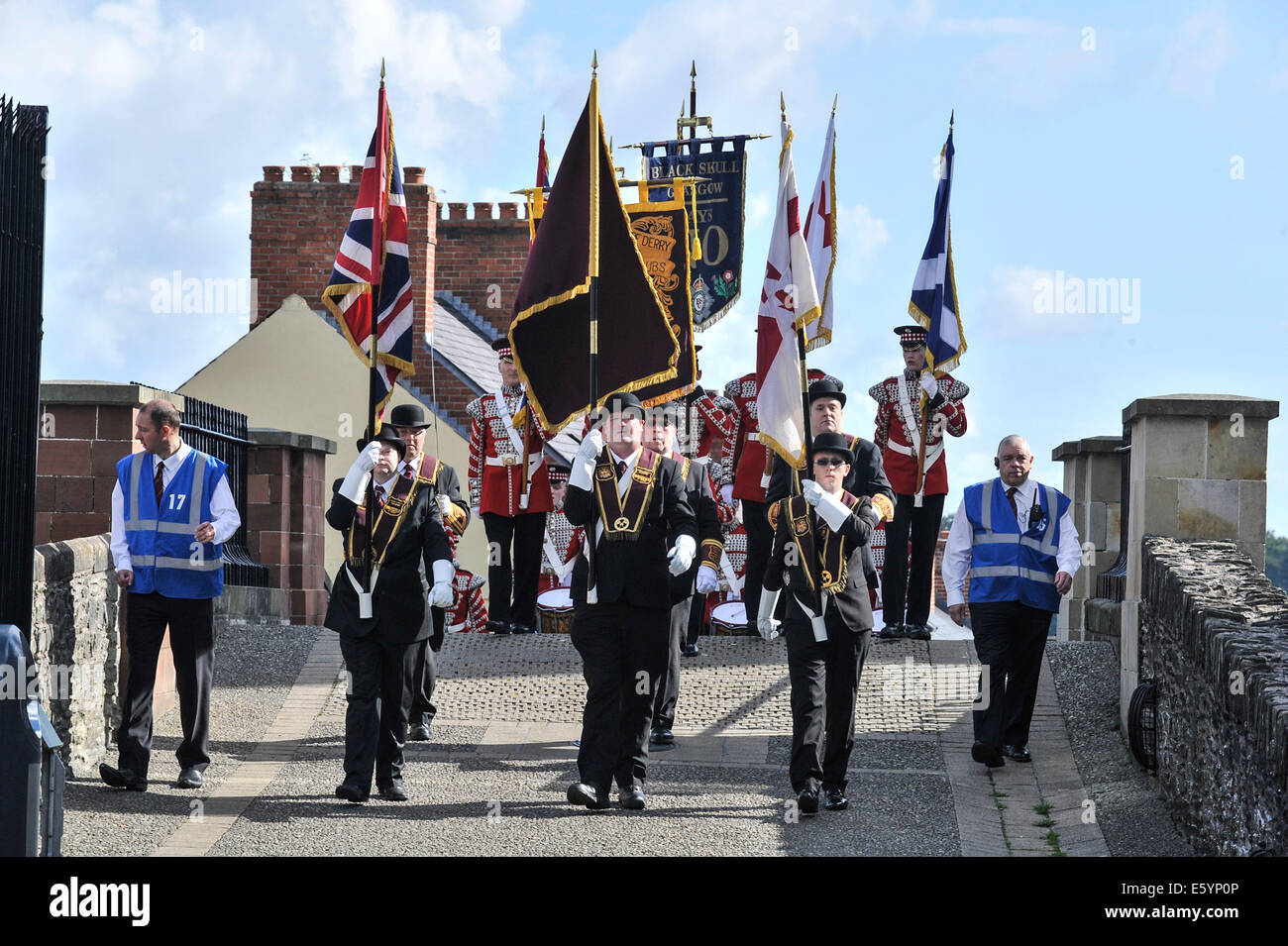 Siege of derry orange lodge banners hi-res stock photography and images ...